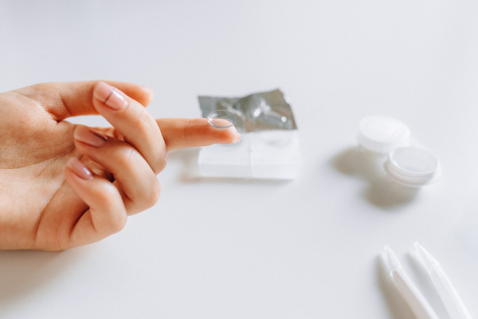When Were Contact Lenses Invented? A History of the Earliest Contacts ...